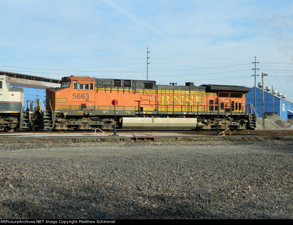 BNSF 5663